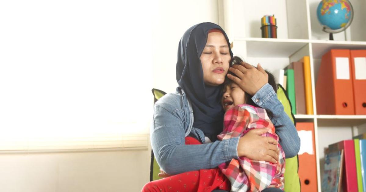 د هغو کوچنیانو سره مرسته کول چې د ډار، اندېښنې او فشار سره مخ وي | SettleIn US